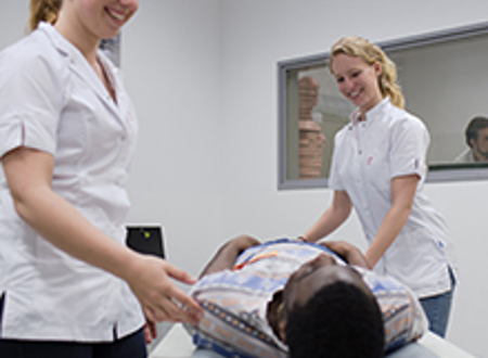 De MRI-compatible pacemaker